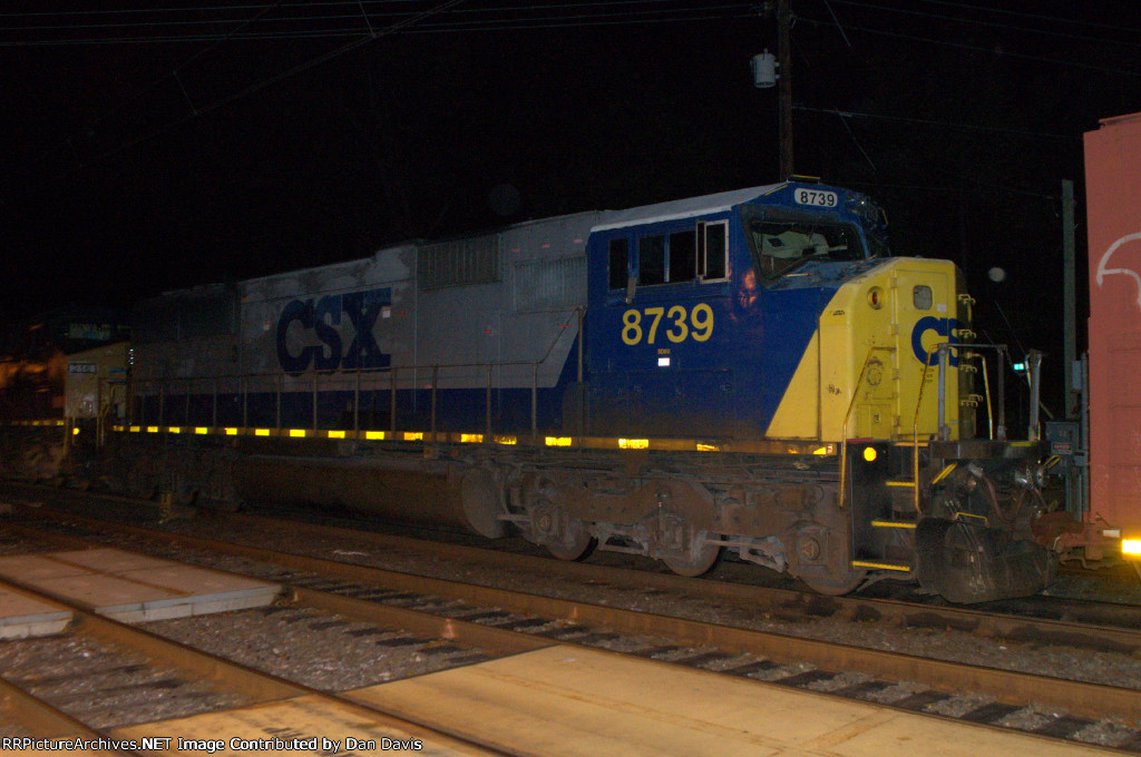 CSX SD60I 8739 trails on Q438-07